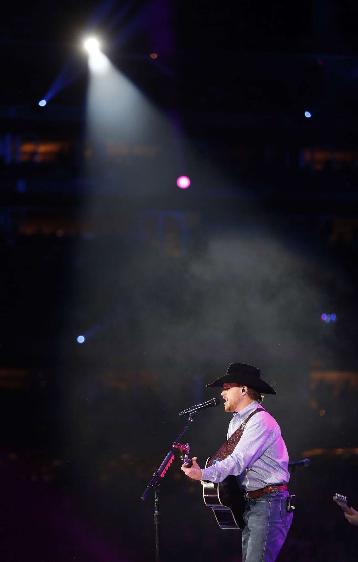 Texas singer keeps it country at RodeoHouston's Armed Forces ...