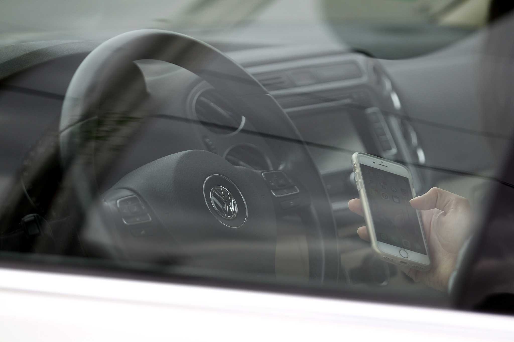 Bill to ban texting while driving advances to Senate floor