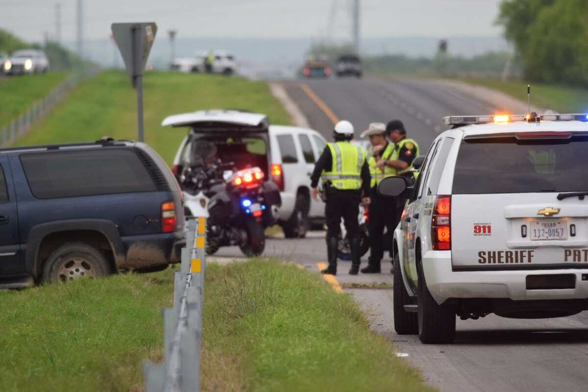Bexar deputy hospitalized in Hwy. 281 crash; multiple lanes closed