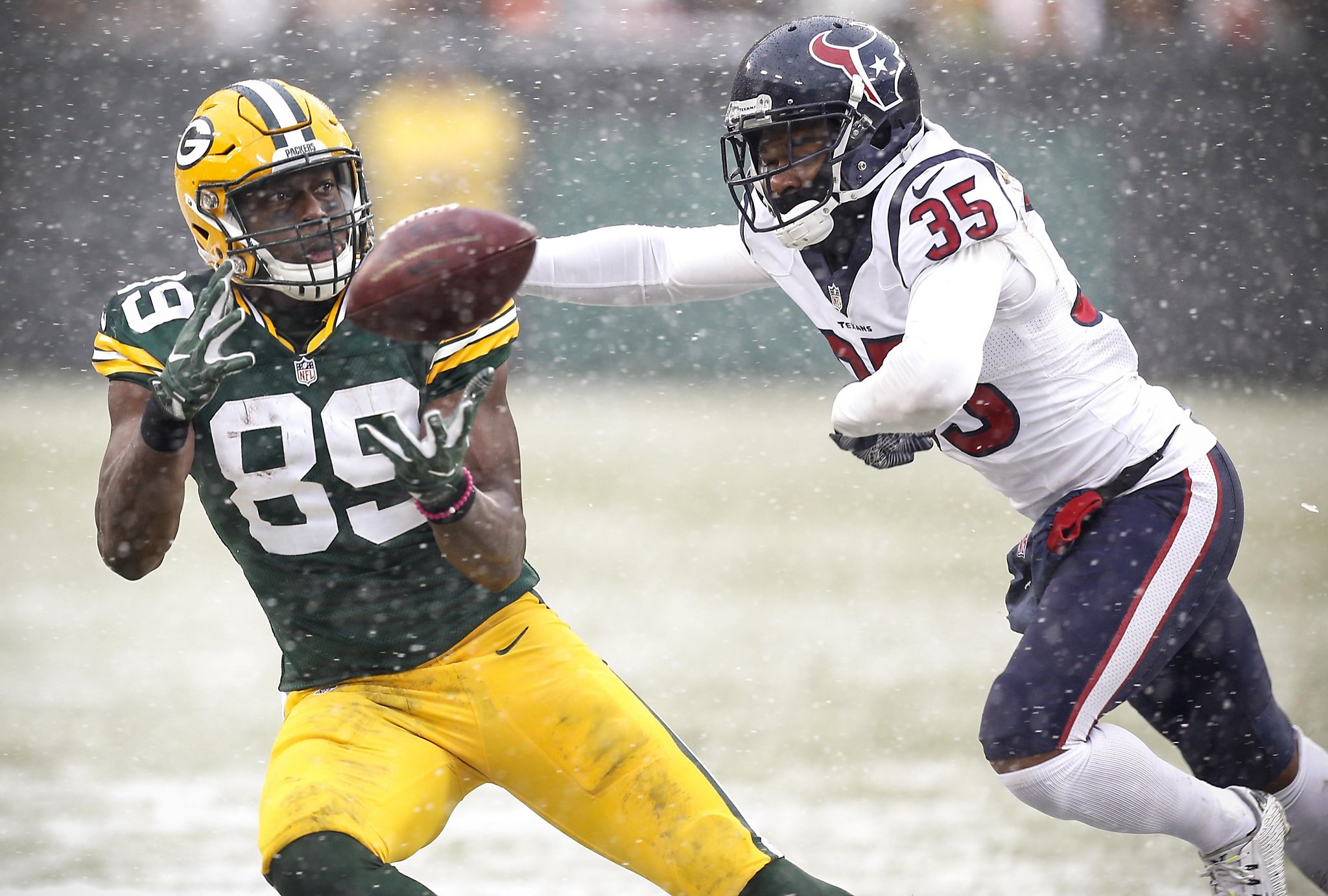 Raiders sign tight end Jared Cook, near deal with QB EJ Manuel