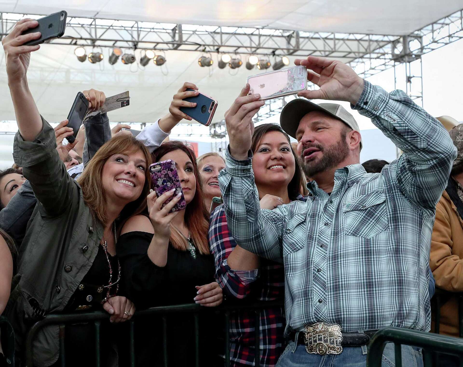 Garth Brooks returns to RodeoHouston