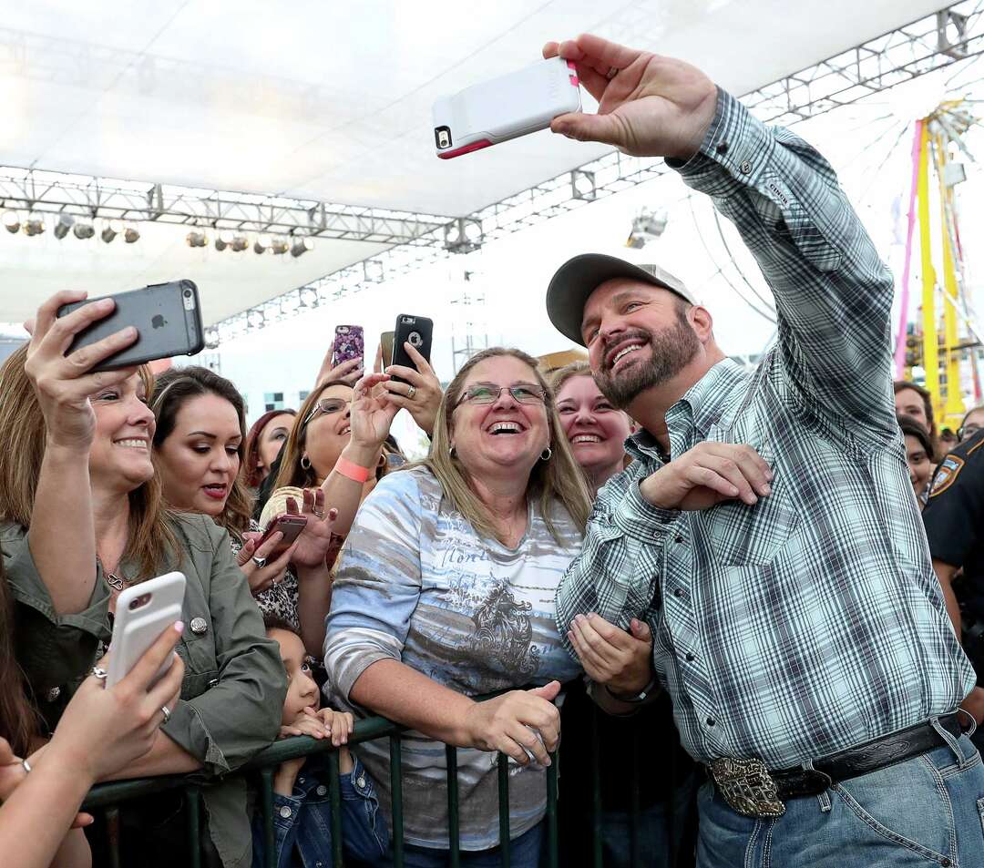 Garth Brooks returns to RodeoHouston