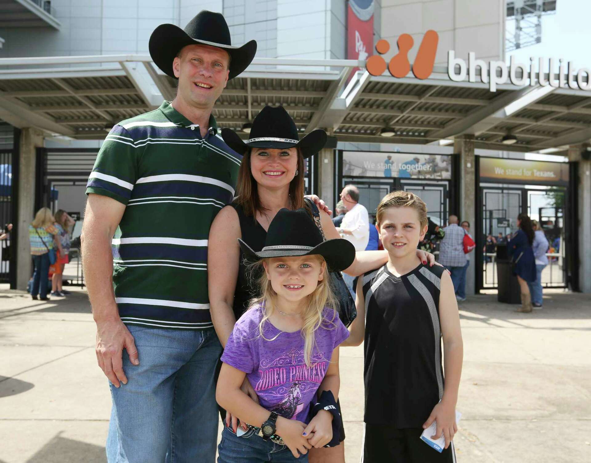 Willie Nelson earns a hero's welcome at RodeoHouston
