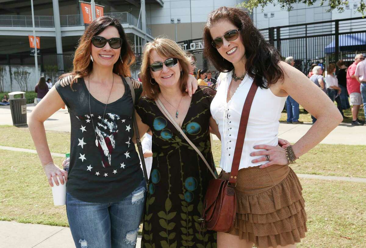 Willie Nelson earns a hero's welcome at RodeoHouston