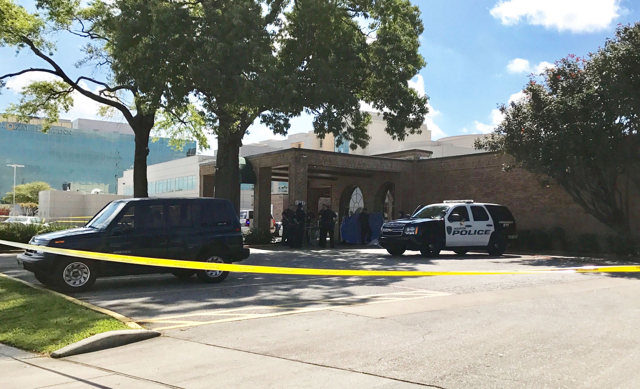 Man kills self, injures woman in attempted murder-suicide in N. Houston