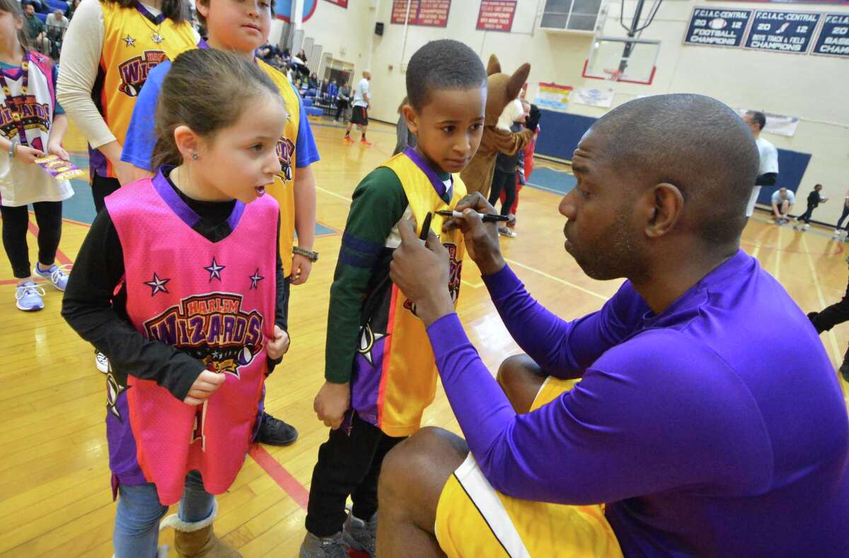 In Photos: Harlem Wizards take on Fox Run Elementary School