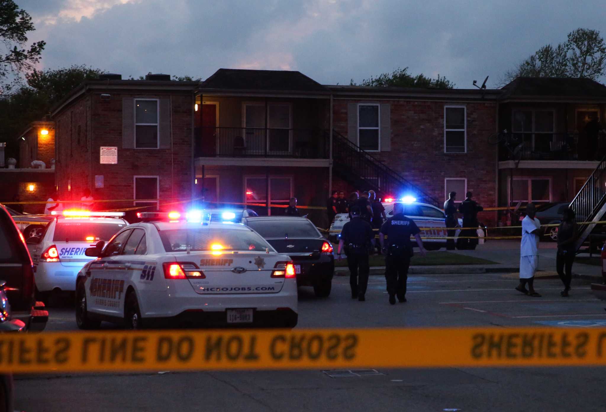 2 dead, 4 injured in northeast Houston shooting