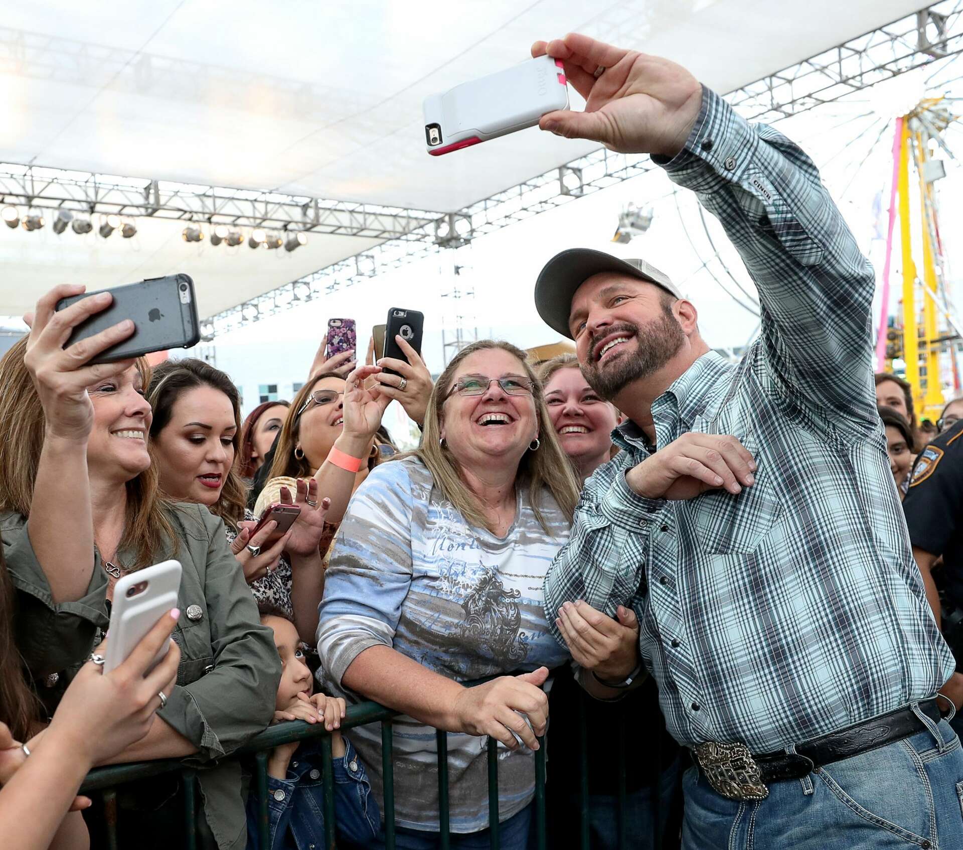 Garth Brooks takes the RodeoHouston stage a day early