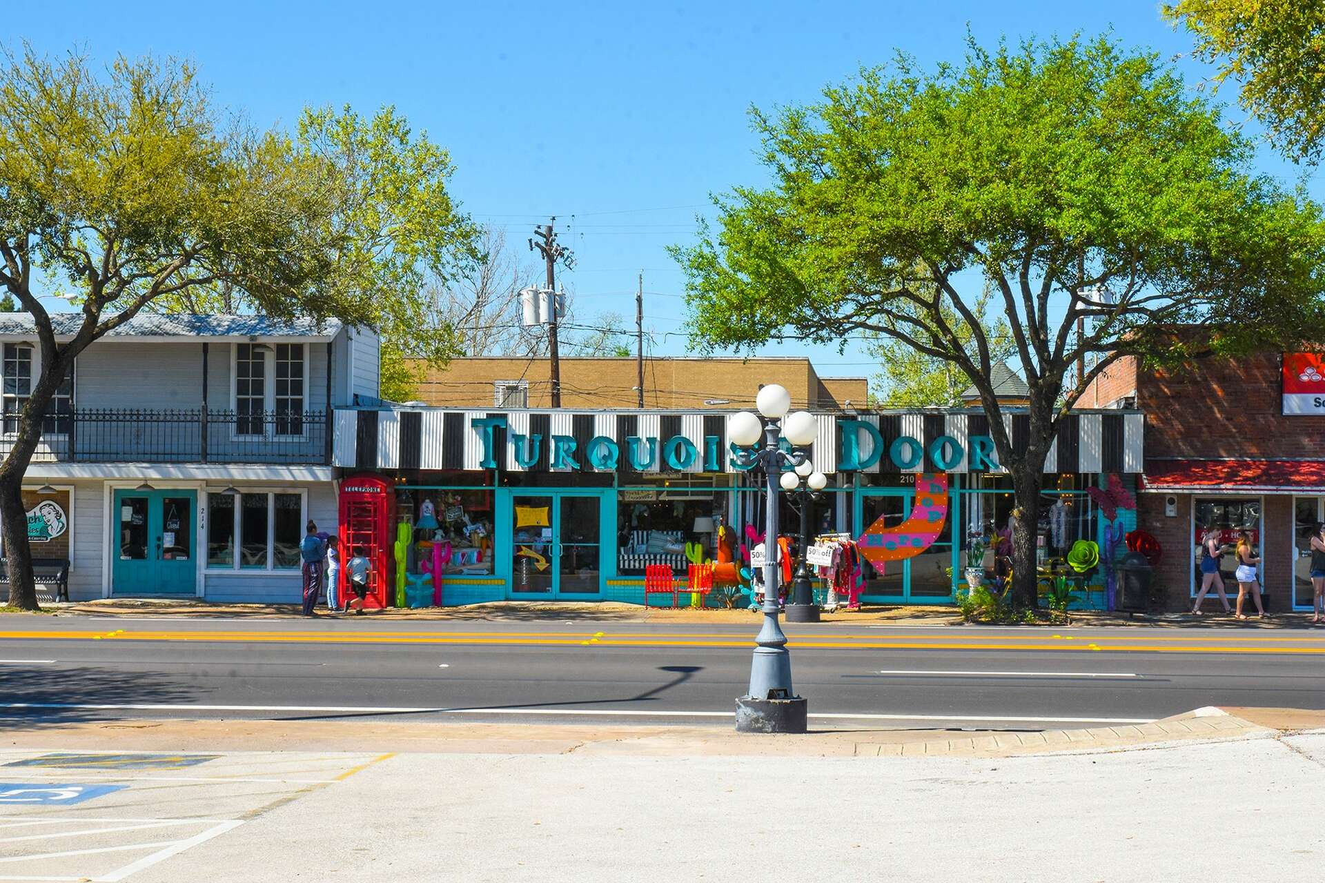 The Houston area's best backdrops for family photos