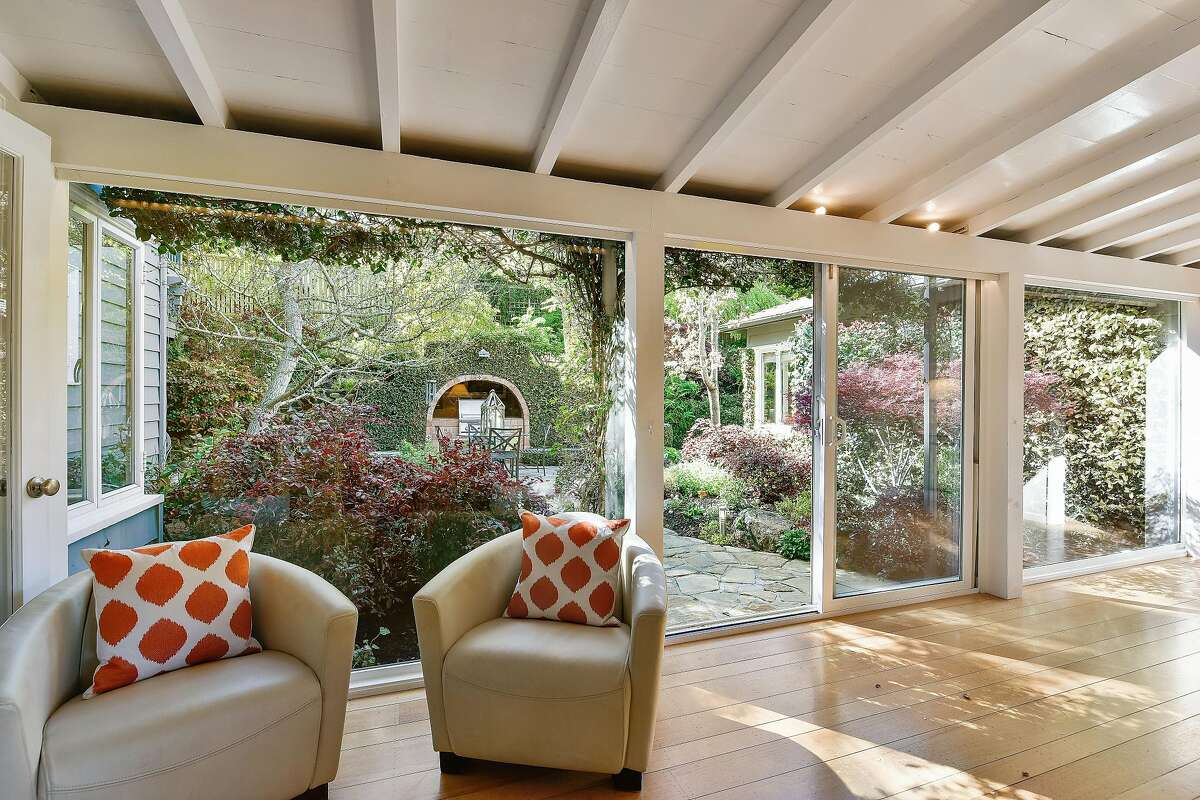 Elegant Oakland 4-bedroom with bay views