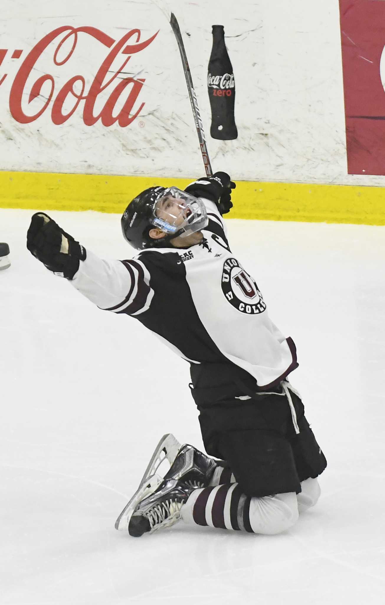 Union hockey's Mike Vecchione signs with Philadelphia Flyers