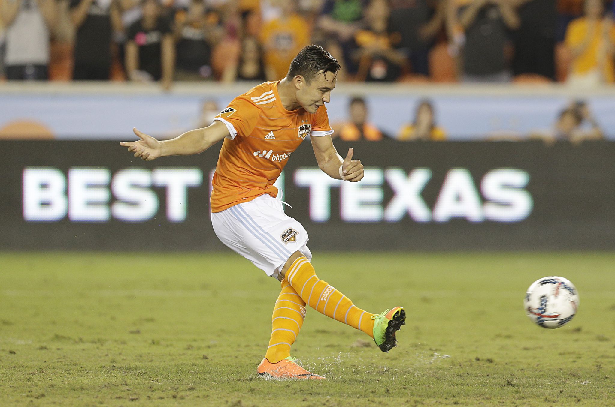 Erick Torres sets club record, Dynamo lead Red Bulls at half