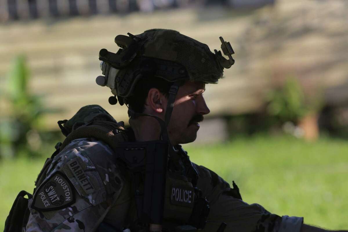 SWAT team responds after man threatens neighbor with shotgun SWAT team responds after man threatens neighbor with shotgun