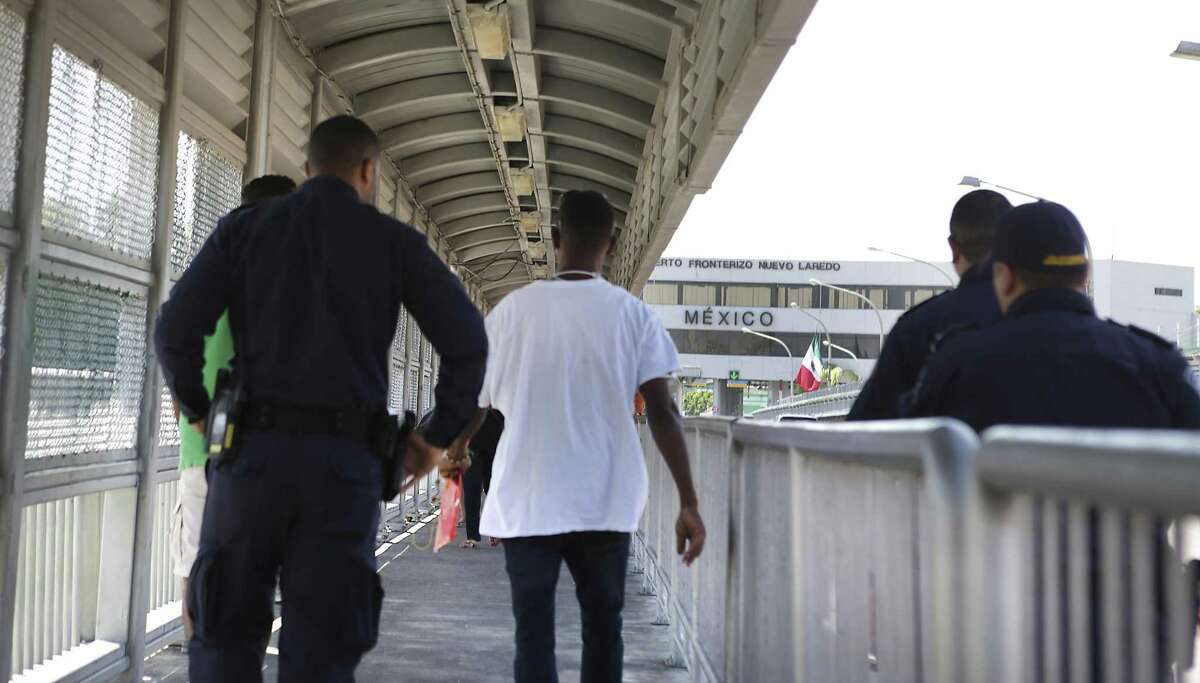 Immigration officials at Laredo turn back protesting Cubans