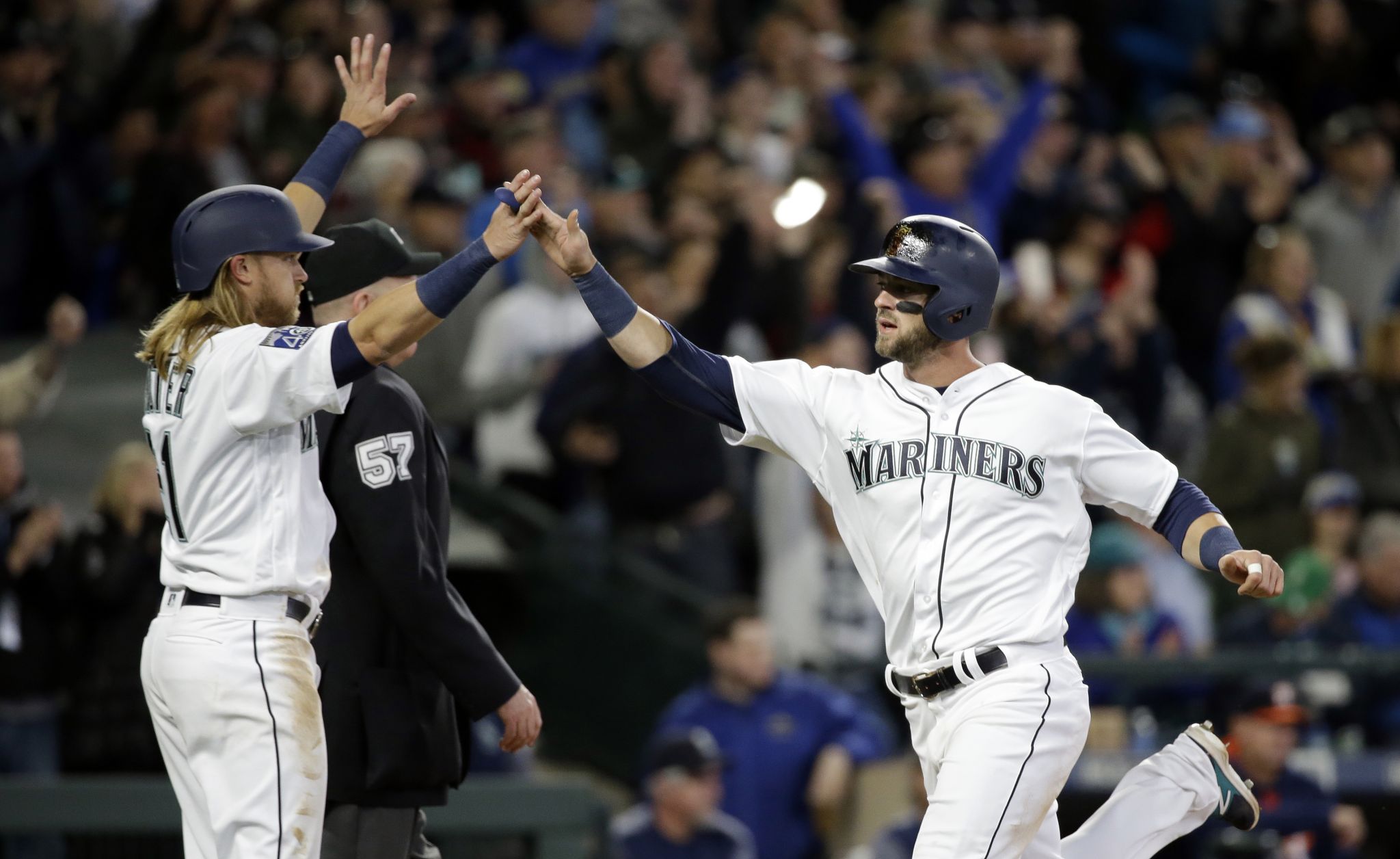 Mariners ride Opening Day excitement to shutout win over Astros