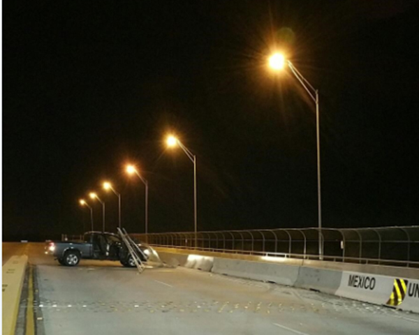 Suspected smuggler slams into Texas border gate, concrete barrier ...