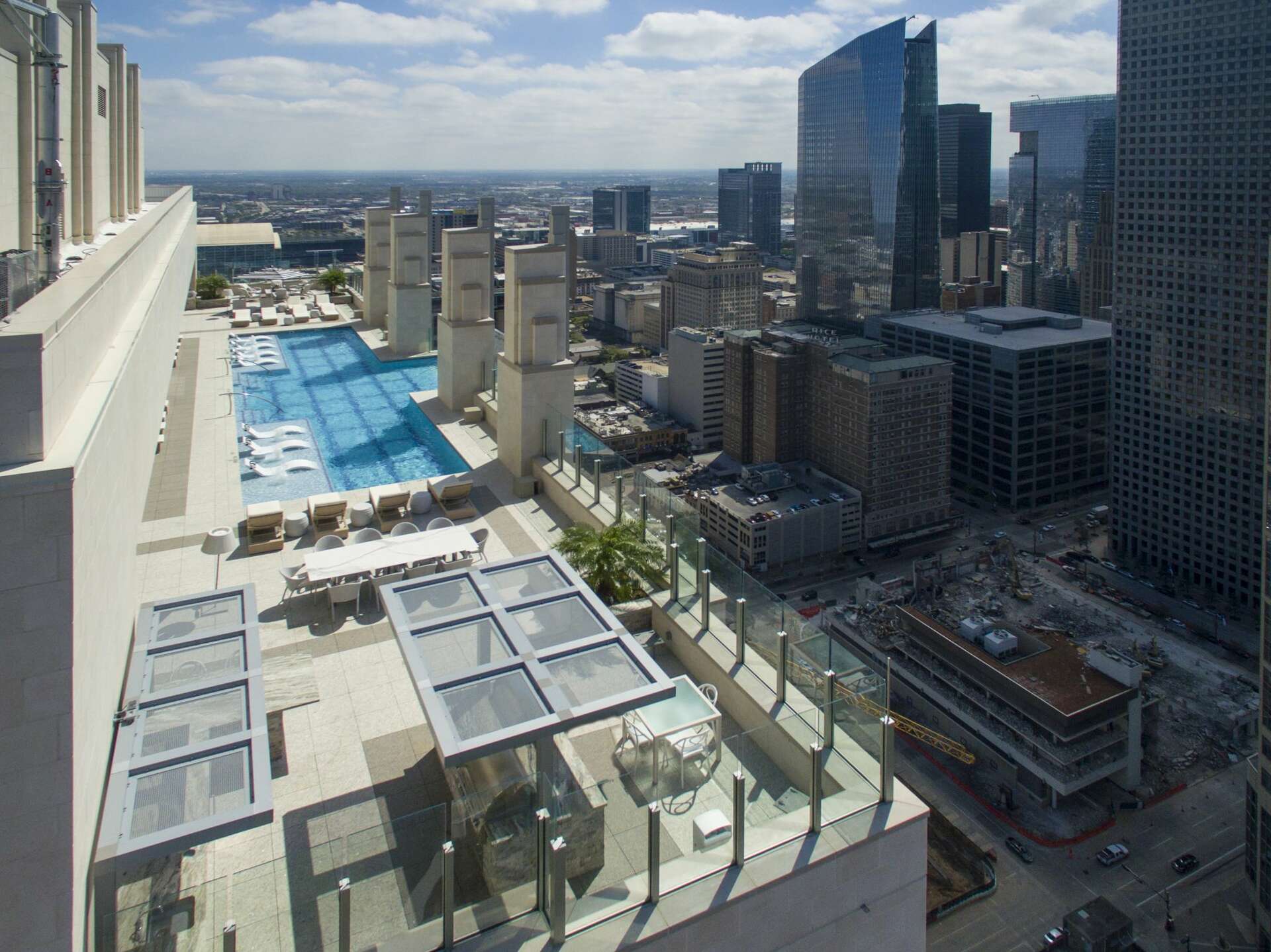 Tour the Market Square Tower, home of the viral Sky Pool in Houston ...