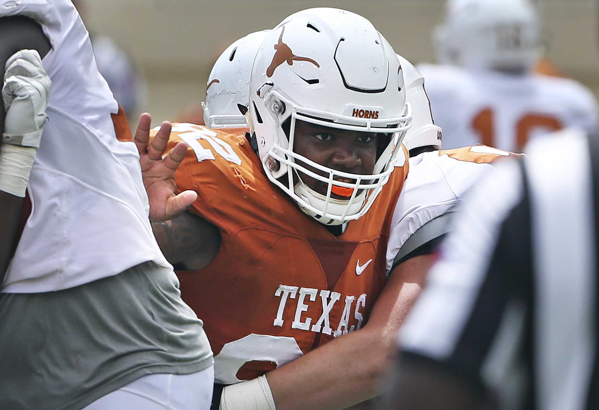Texas DL Jordan Elliott announced his transfer on Snapchat