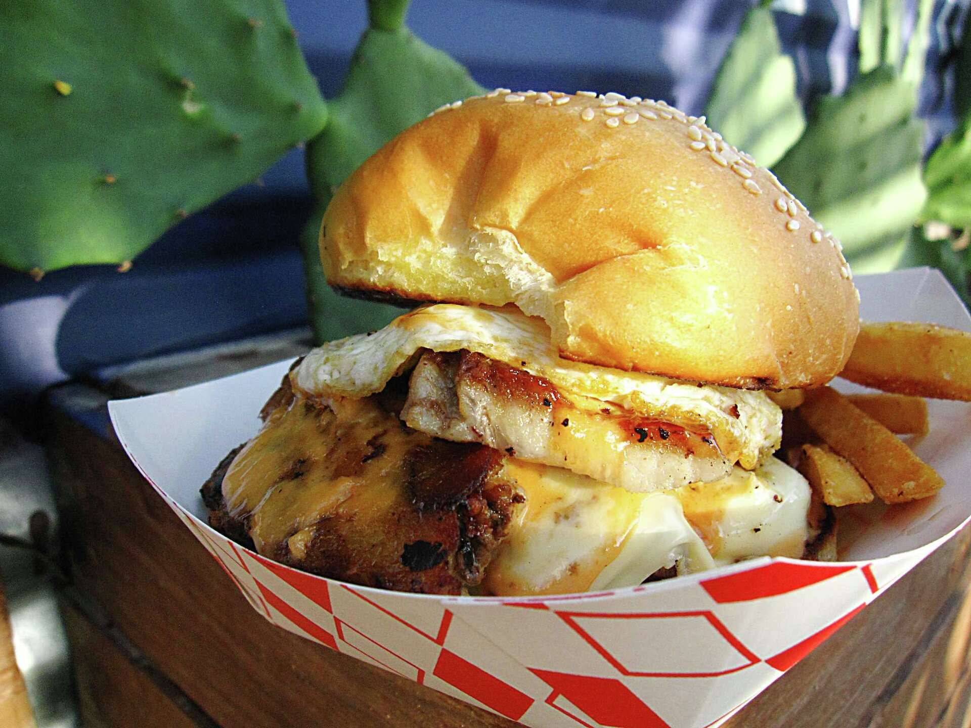 Review: The best burger in Texas is back on Bexar Pub’s full menu