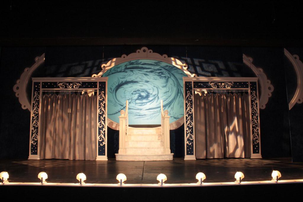 Designer helps tell Curtain Call’s stories by creating the scene