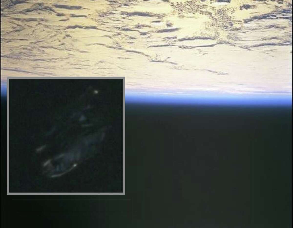 'Shadow' on Mars resembles infamous 'Black Knight satellite,' stunning ...