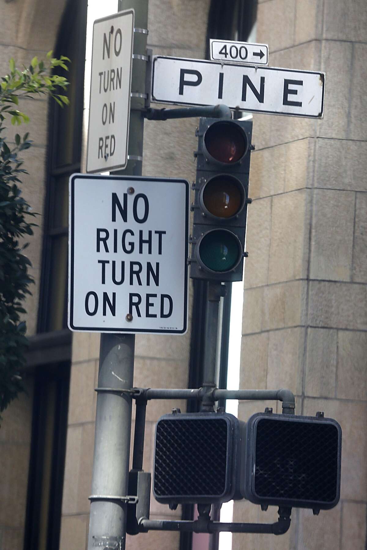 Outage turns many SF traffic lights into 4-way stops