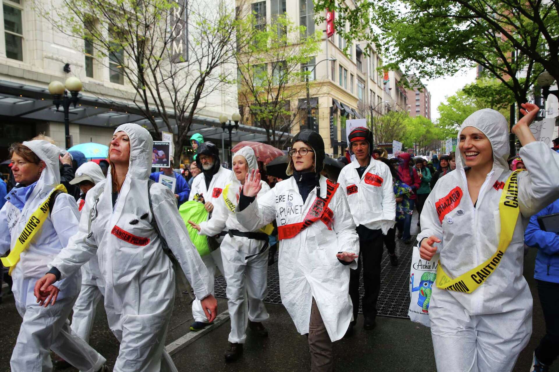 Connelly: Earth Day in Seattle draws thousands to defend science
