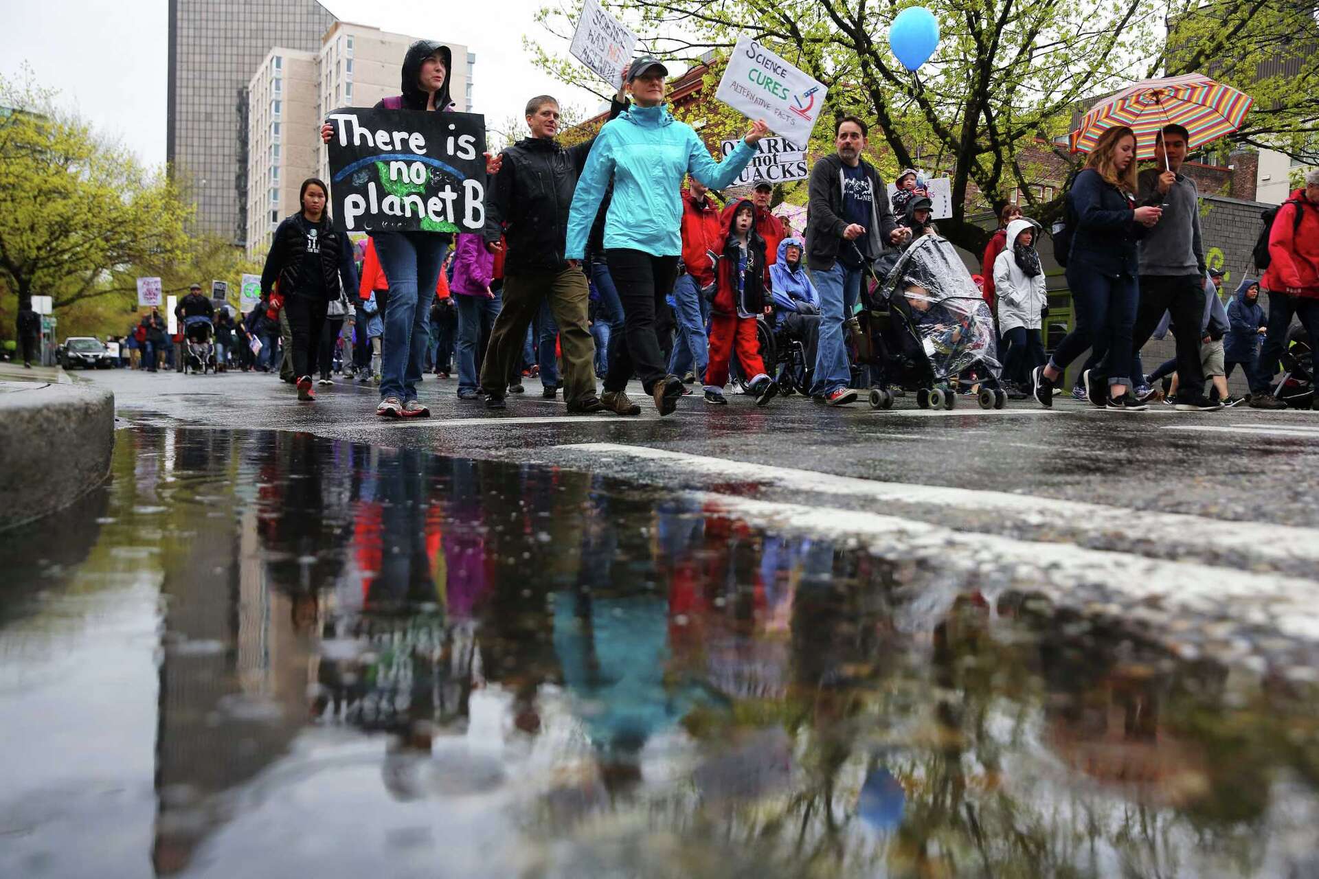 Connelly: Earth Day in Seattle draws thousands to defend science