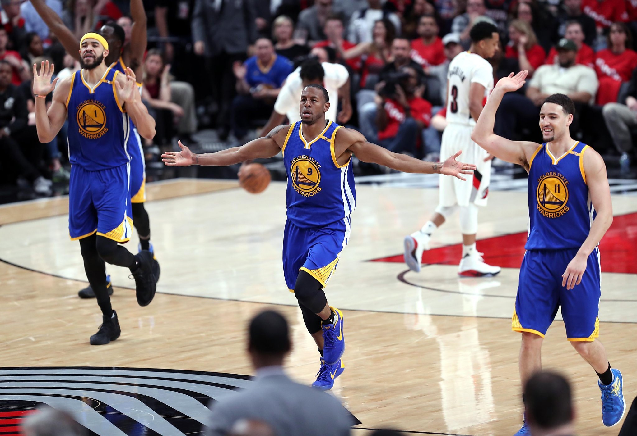 Vintage comeback gives Warriors a familiar look