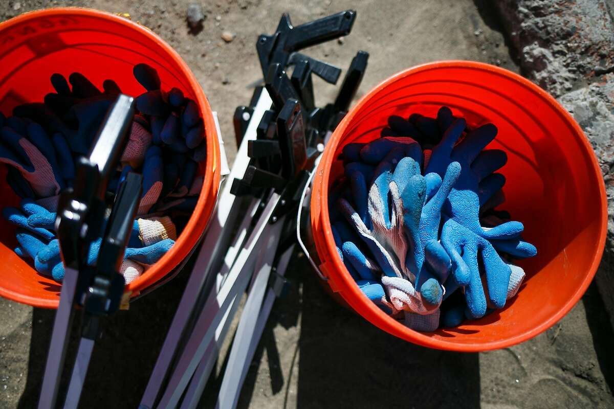 Hundreds clean up SF’s Ocean Beach for Surfrider Earth Day event