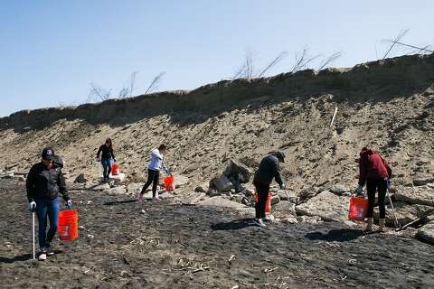 Hundreds clean up SF’s Ocean Beach for Surfrider Earth Day event
