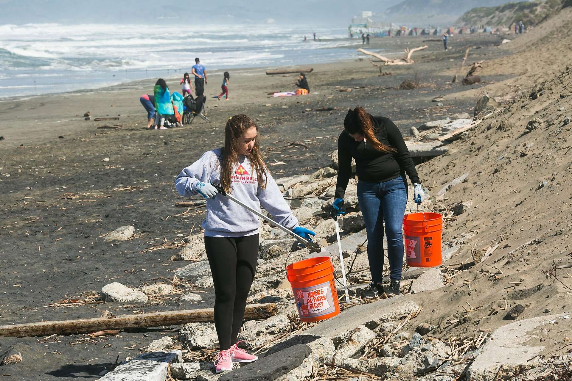 Hundreds clean up SF’s Ocean Beach for Surfrider Earth Day event