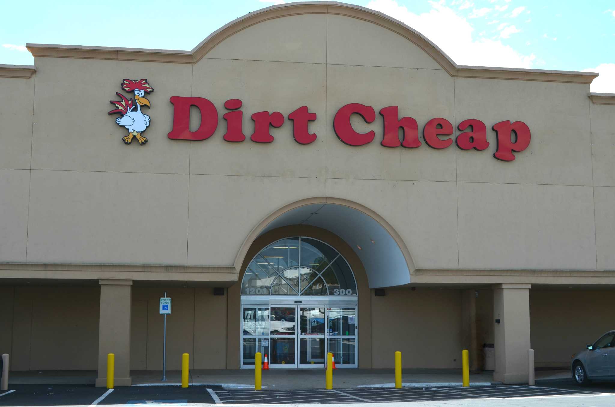 Dirt Cheap discount retailer enters Houston market