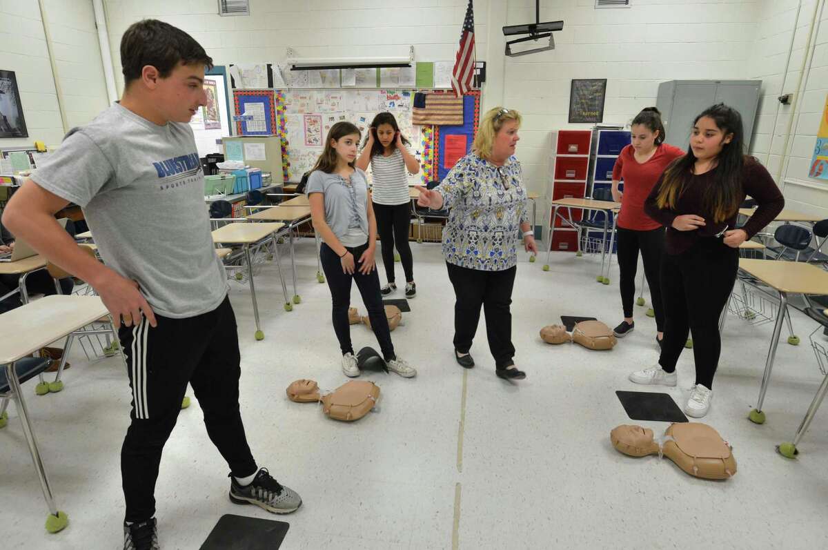 Roton Middle School students learn lifesaving CPR