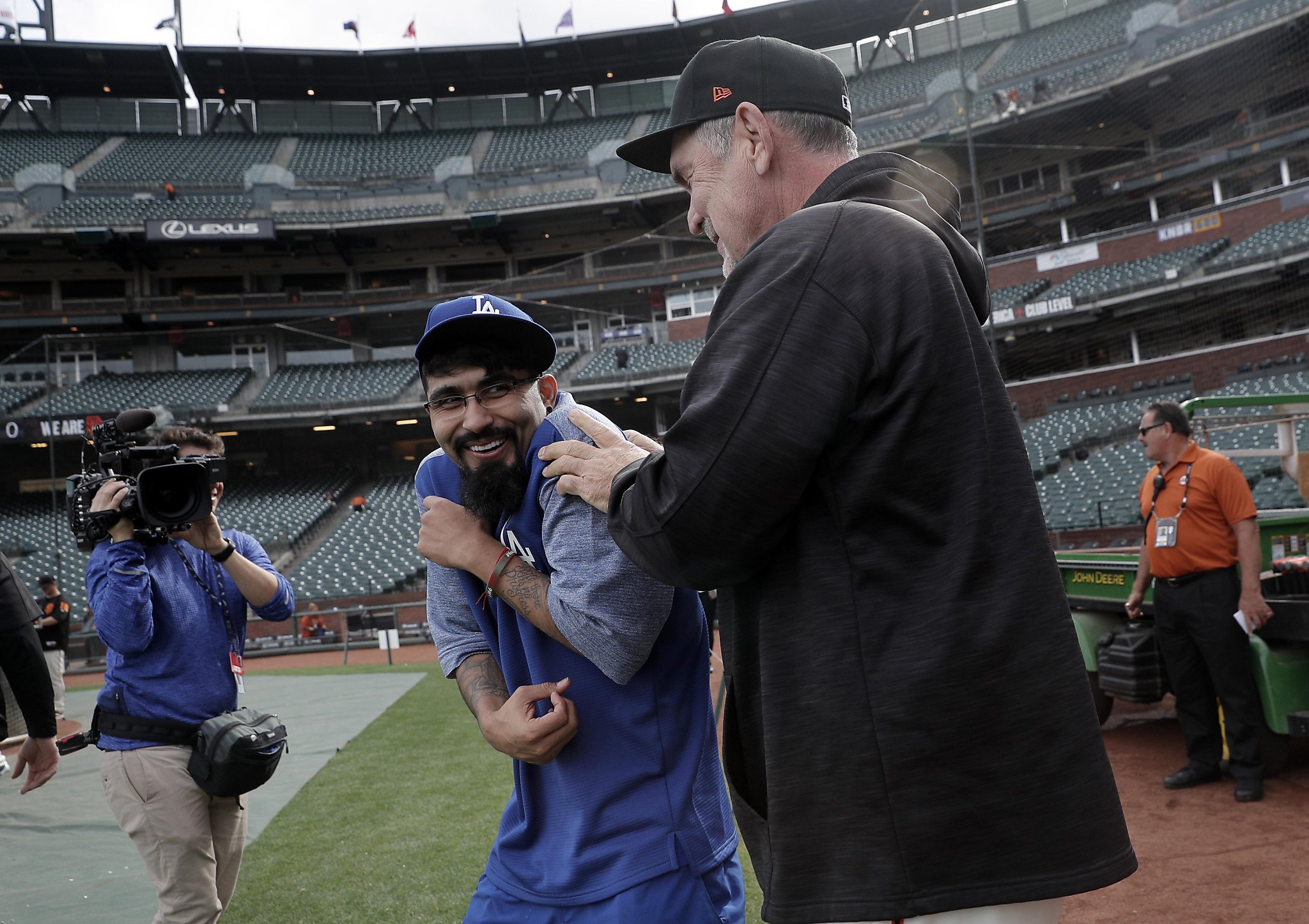 Sergio Romo returns to cheers — even in Dodger blue