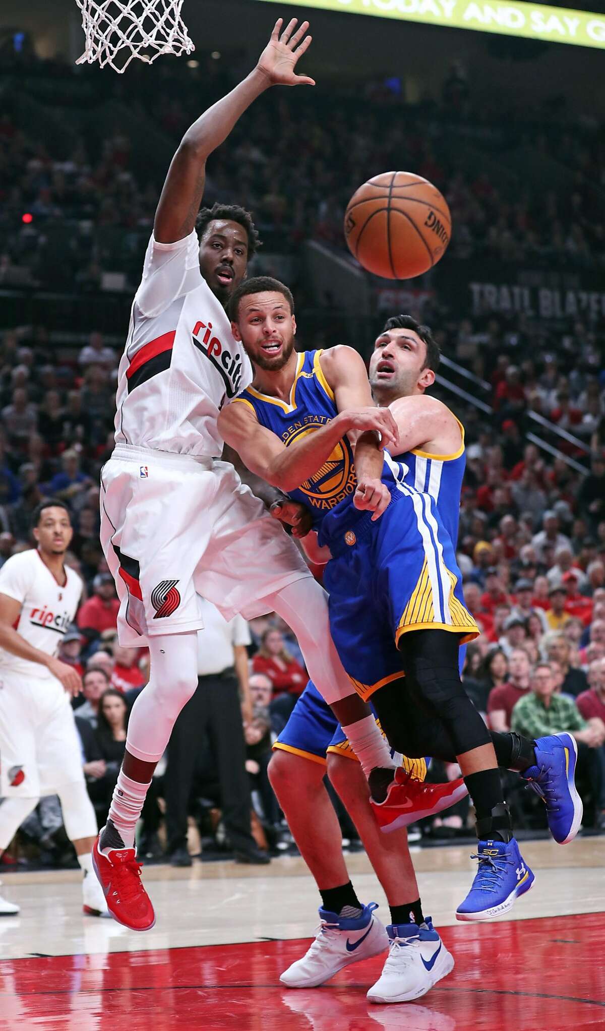 Warriors ride 1st-quarter blitz to series sweep of Blazers