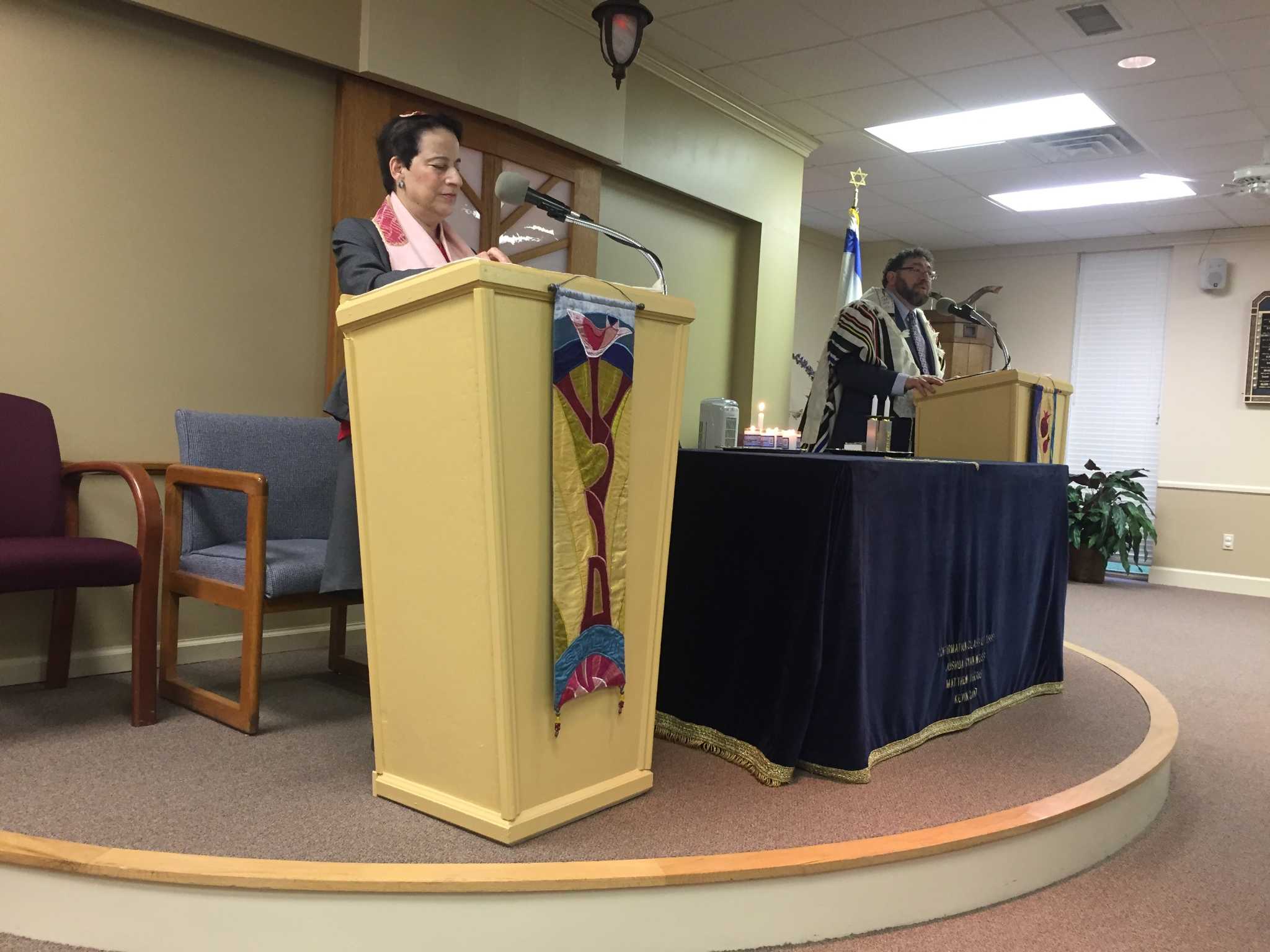 Temple Beth Torah holds Holocaust remembrance service
