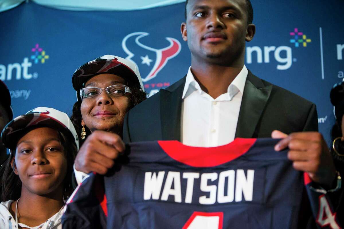 Newest Texans quarterback Deshaun Watson arrives in Houston