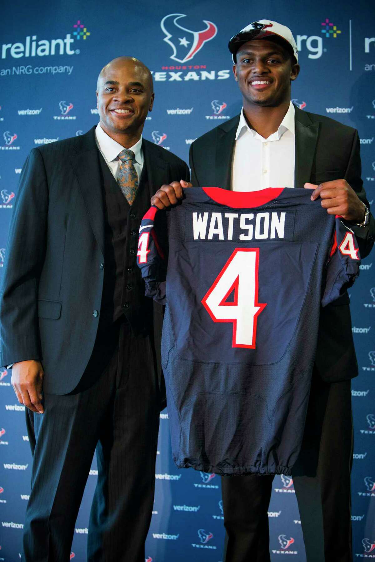 Newest Texans quarterback Deshaun Watson arrives in Houston