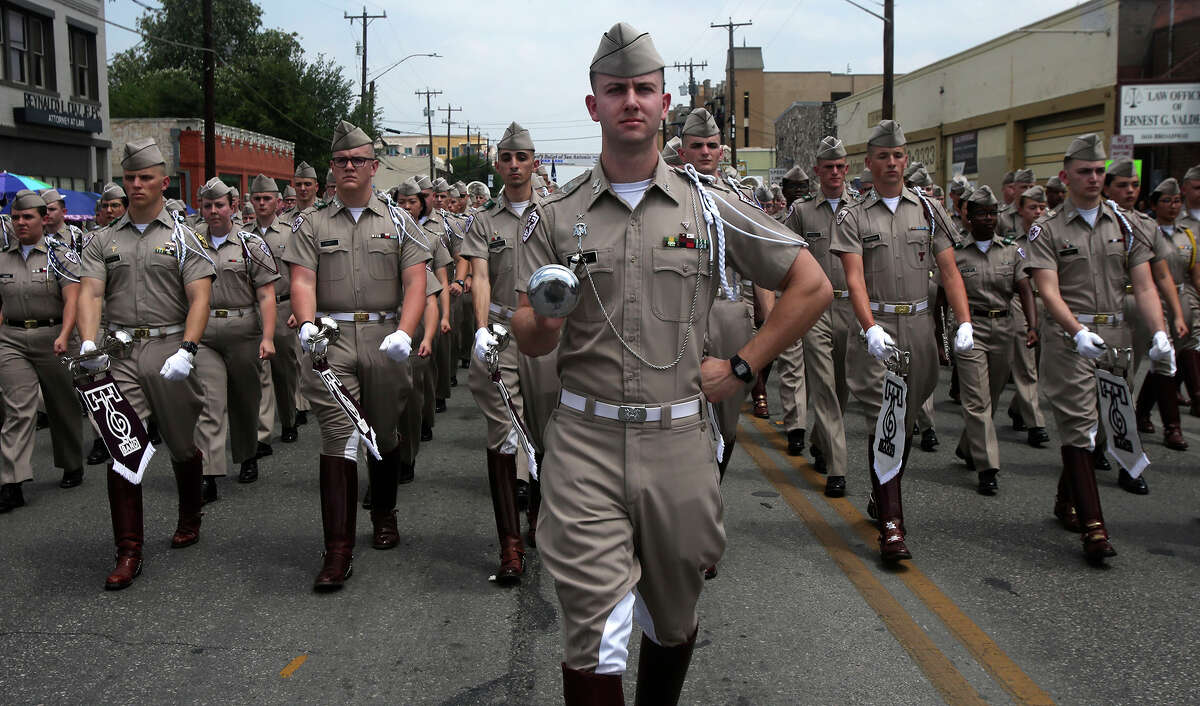 Battle of Flowers parade takes over downtown San Antonio for Fiesta