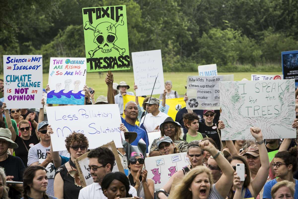 Hundreds in east Houston rally for environment