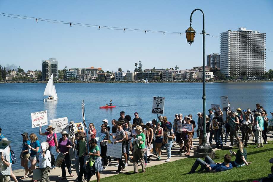 Thousands gather at Lake Merritt for anti-Trump climate march - SFGate