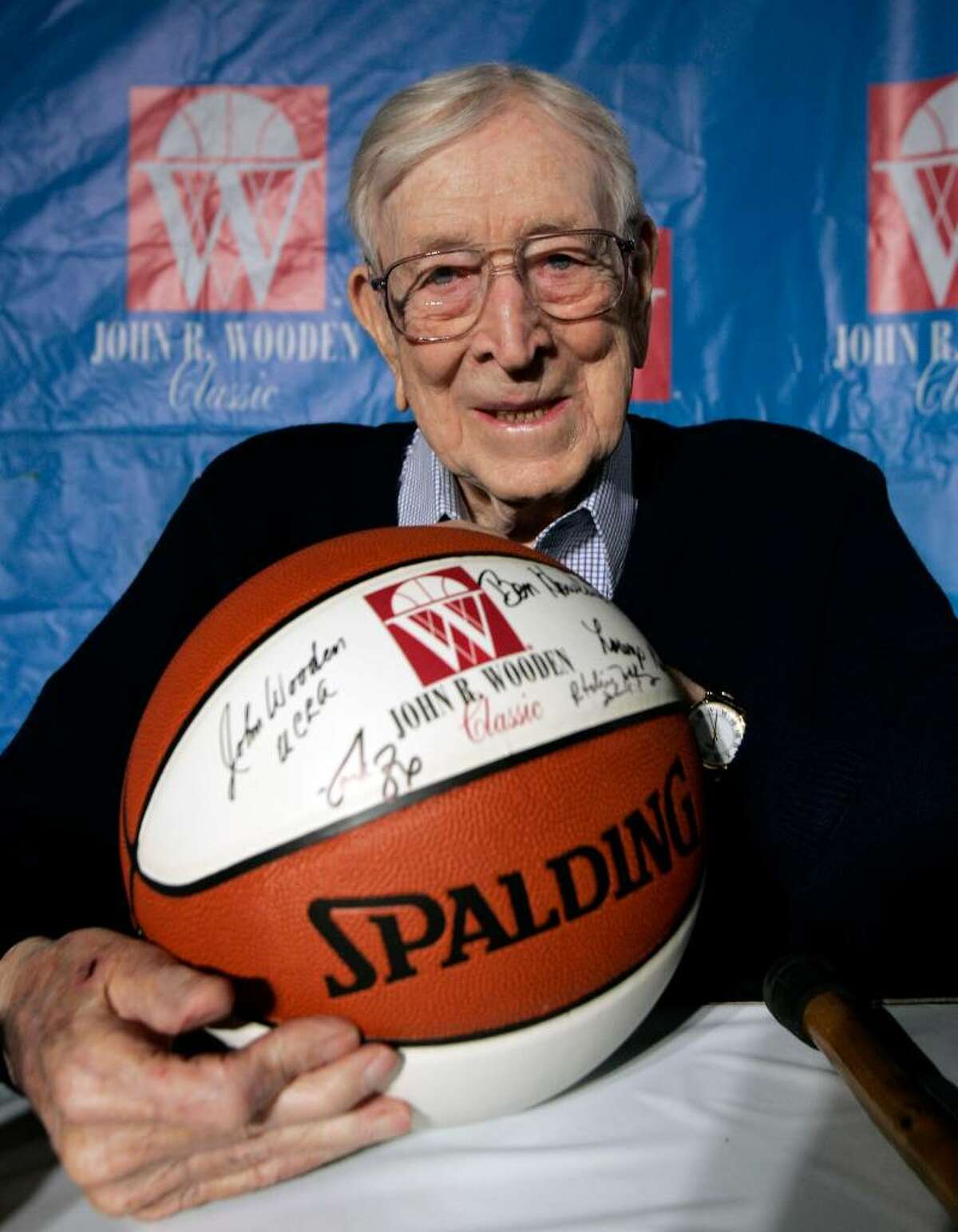 Former UCLA basketball coach John Wooden dies