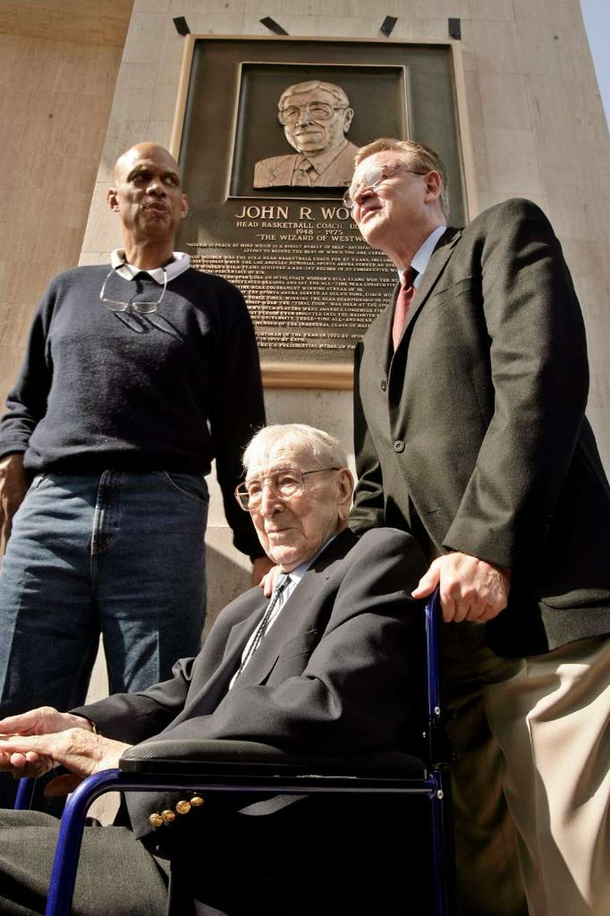 Former UCLA basketball coach John Wooden dies