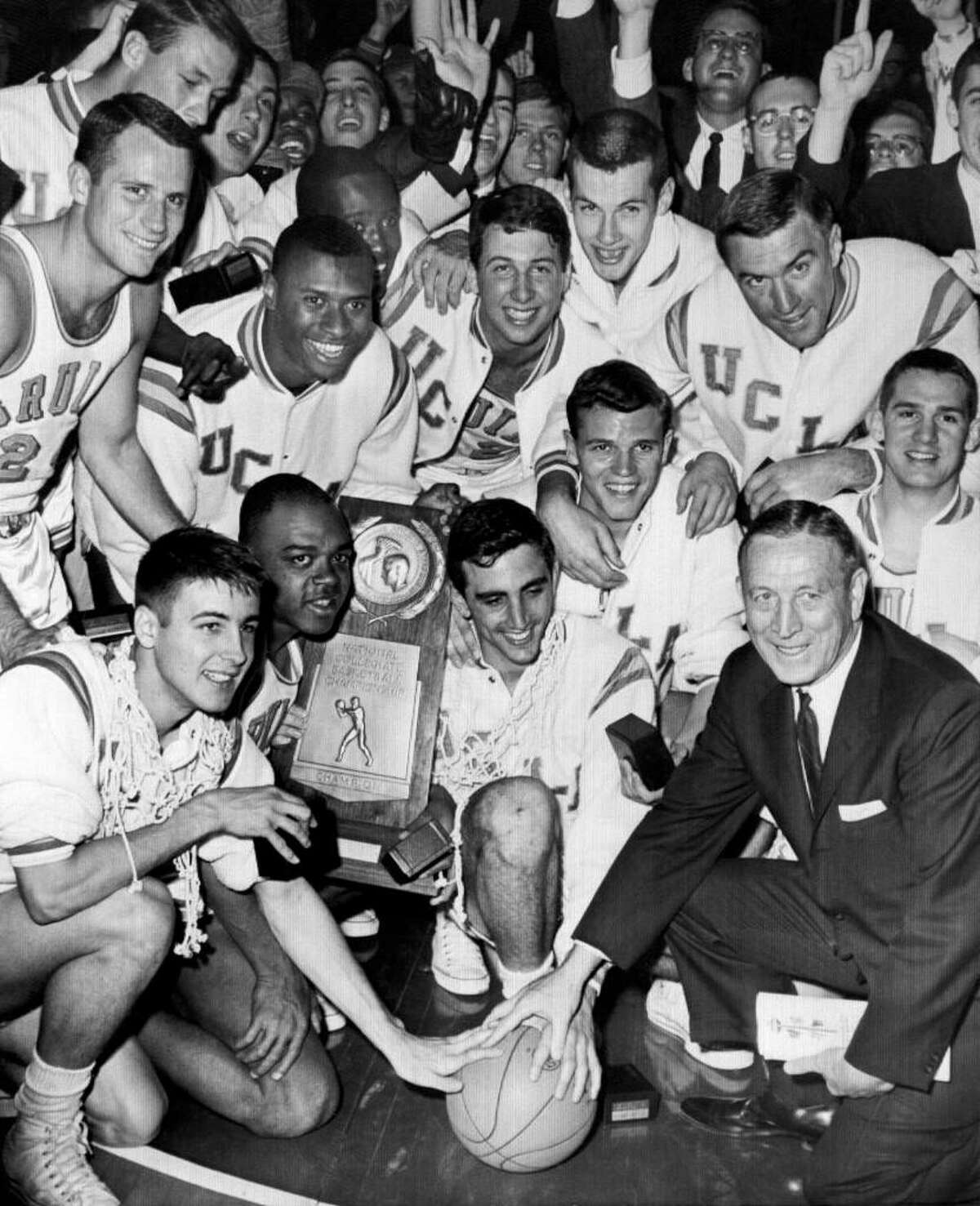 Former UCLA basketball coach John Wooden dies
