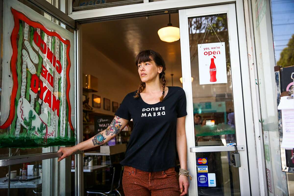 Morning glories: Sunday street style at the St. Francis Fountain