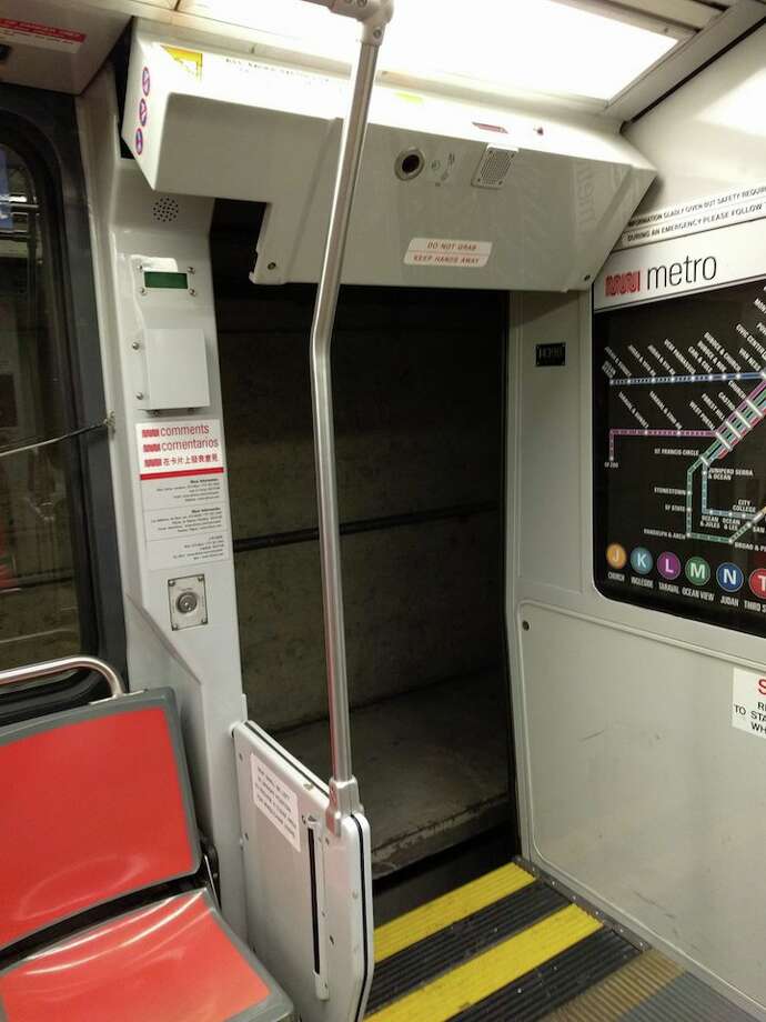 Door falls off Muni LRV inside tunnel between Church & Castro Metro ...