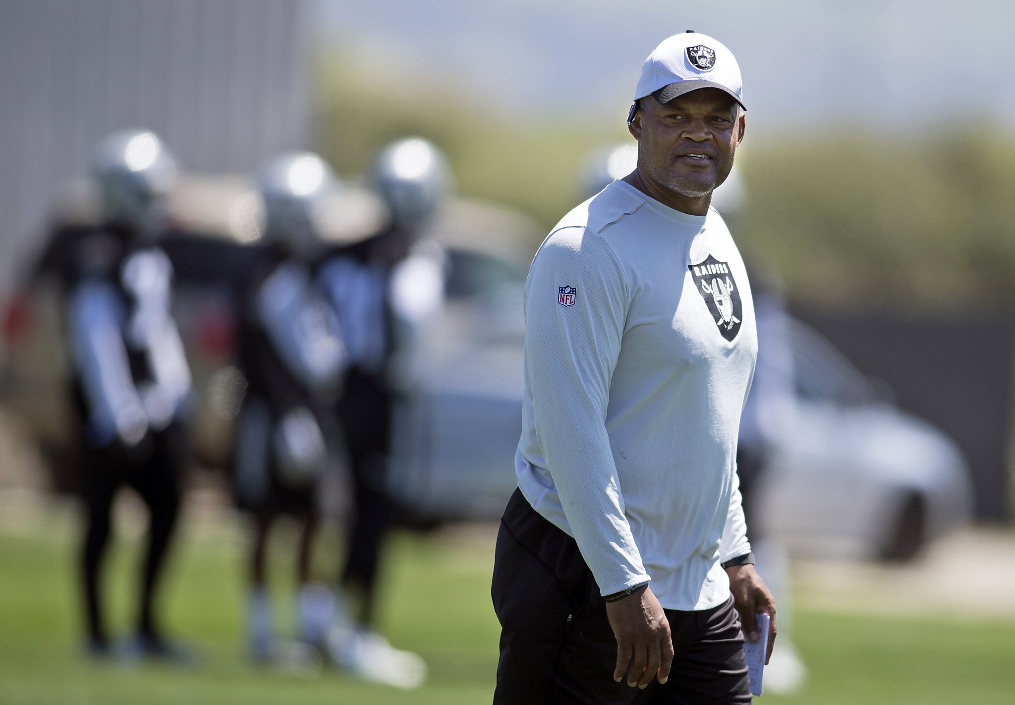 Ken Norton Jr. brings his father’s boxing mentality to Raiders’ defense