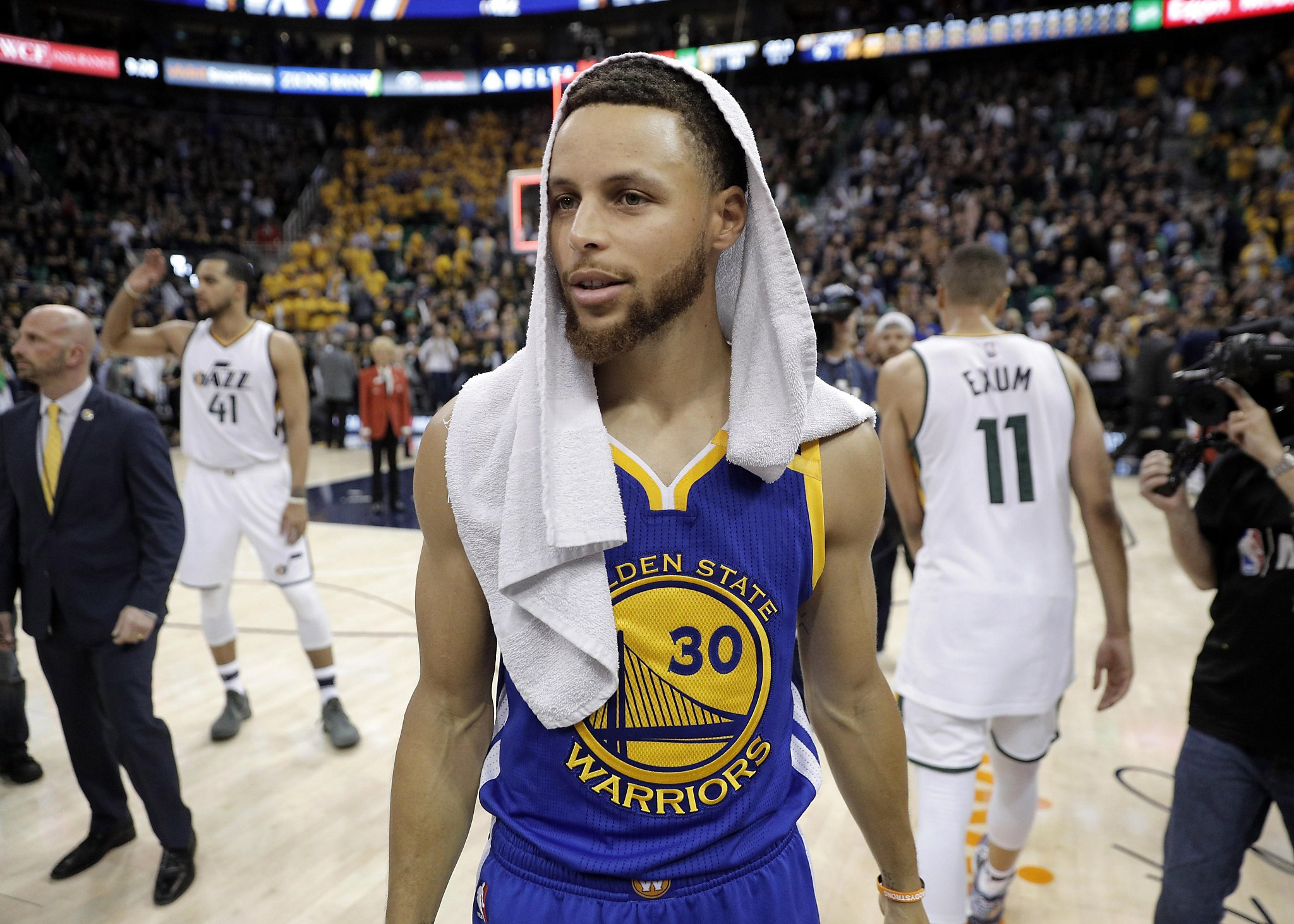 Warriors remain playoff perfect in rout of Jazz
