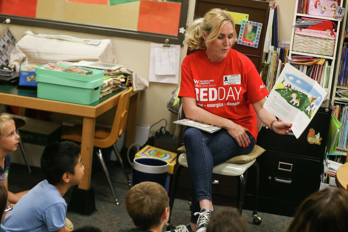 Keller Williams spends day giving back, working at Lamar Elementary